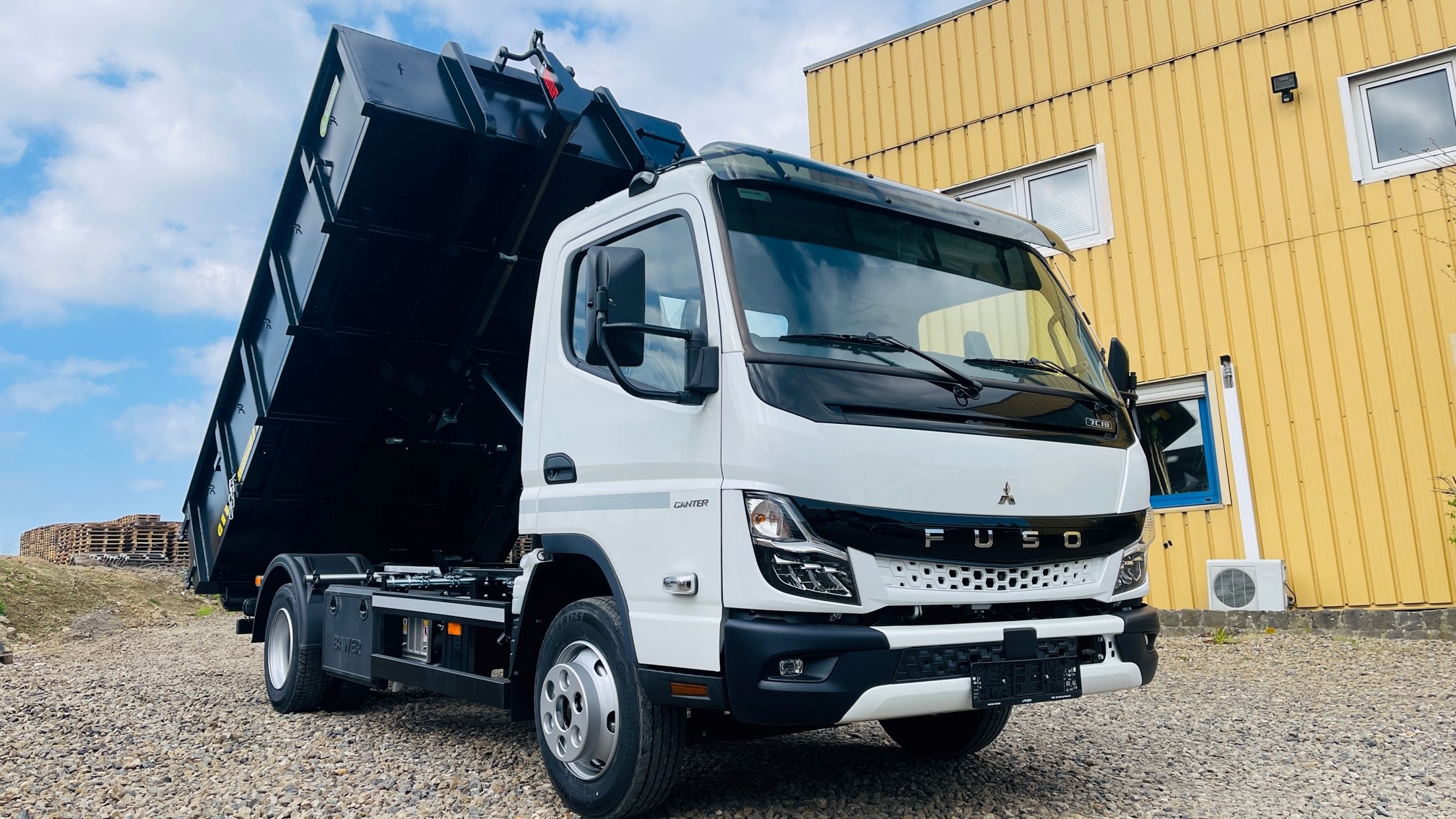 Fuso Canter 7 C 18 mit Abrollkipper HIAB | Uwe Müller