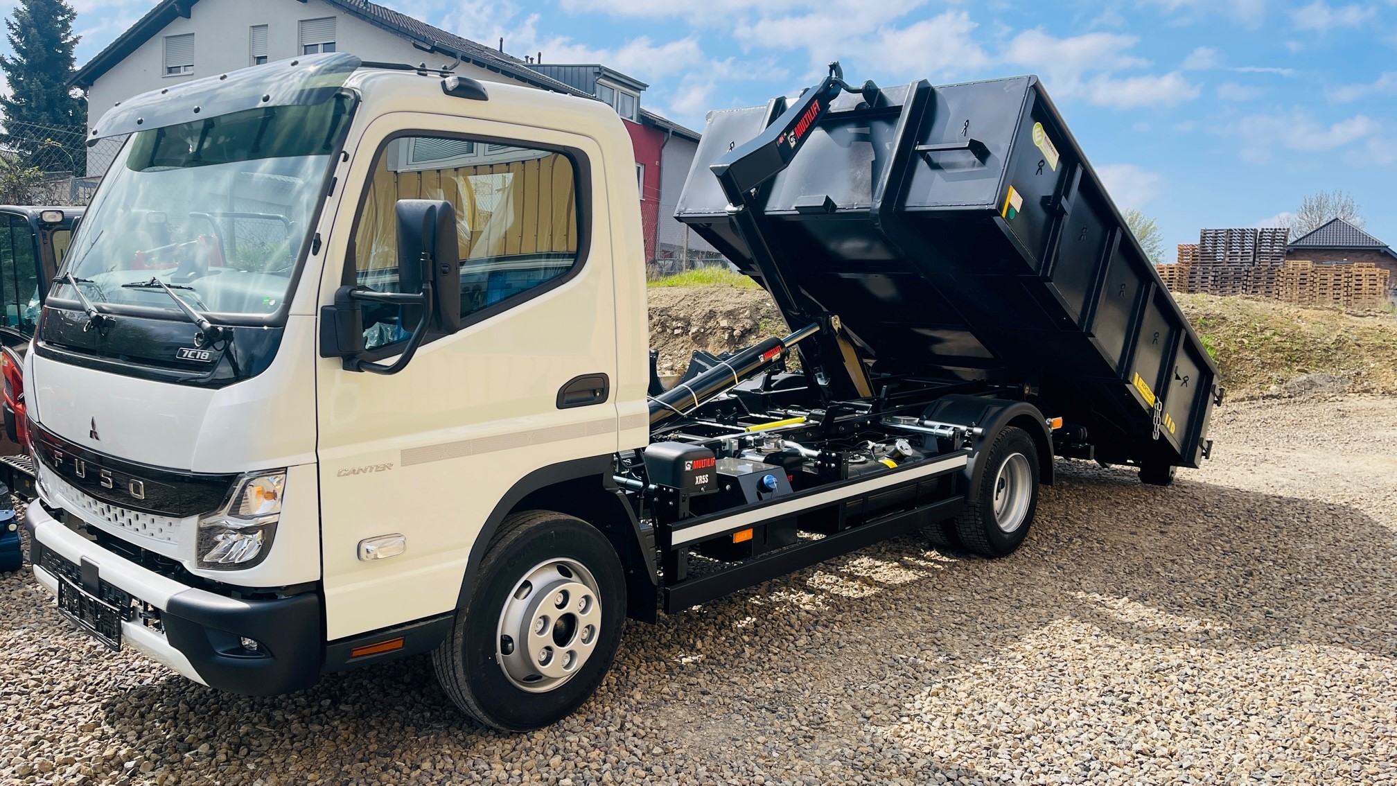 Fuso Canter 7 C 18 mit Abrollkipper HIAB | Uwe Müller