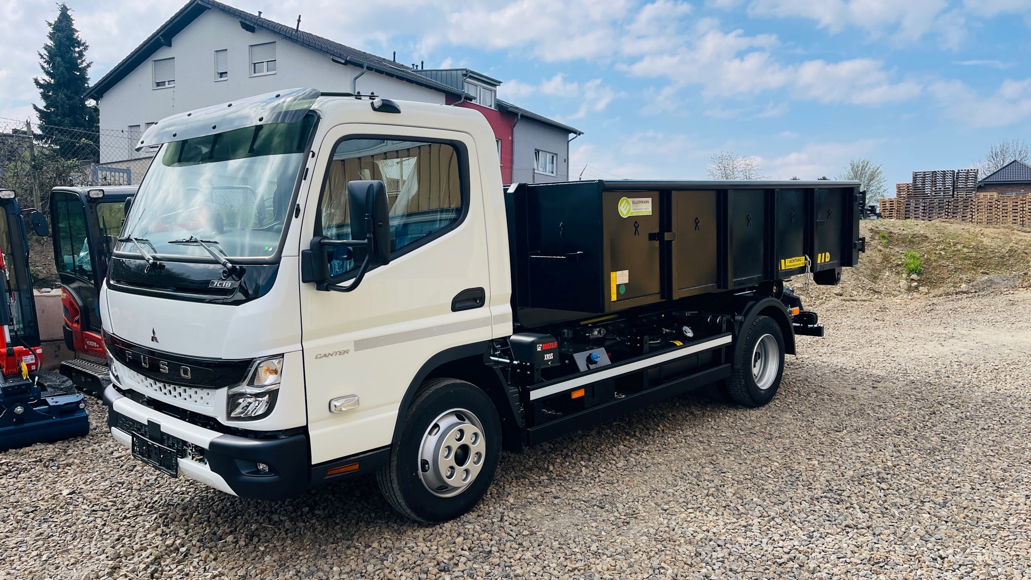 Fuso Canter 7 C 18 mit Abrollkipper HIAB | Uwe Müller